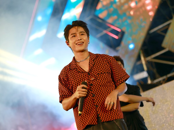 Sinh viên Đà Nẵng quậy tới bên tại Happy Bee 12 cùng Đông Nhi, Hà Nhi ...