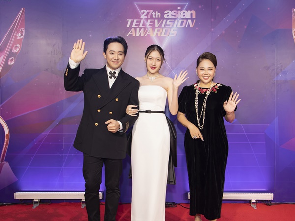 Đêm trao giải Asian Television Awards lần thứ 27: Trấn Thành trao cúp ...