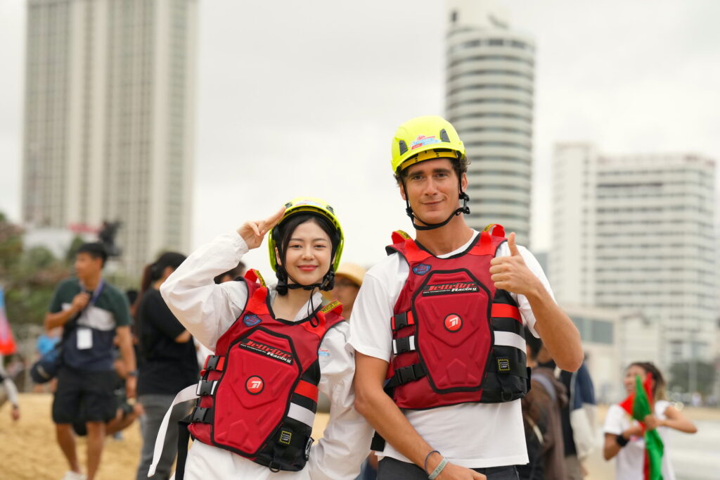 Liz Kim Cương run khi điều khiển mô tô nước cùng CEO H2O Racing - Sài ...