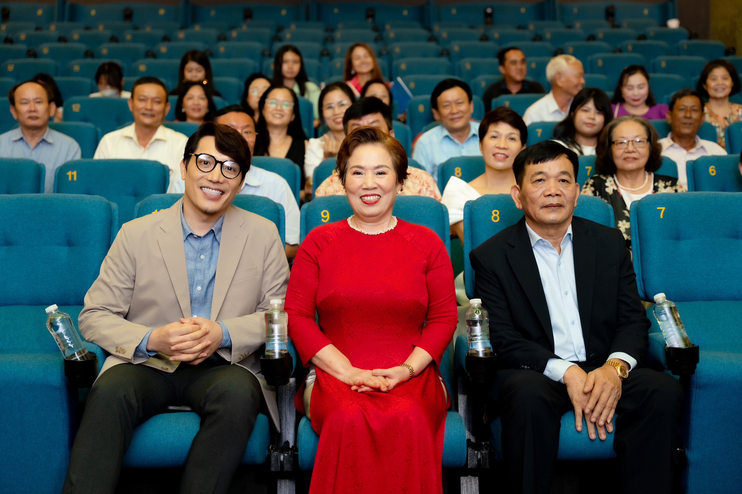Shark Minh Beta cùng thân mẫu tôn vinh nghệ thuật ngâm thơ truyền thống ...